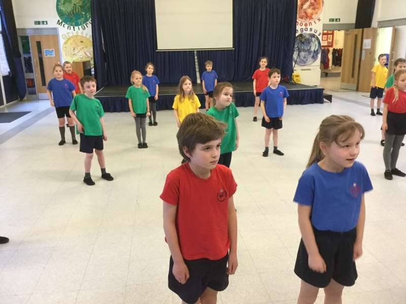 Longton Primary School: Dancing Giraffes